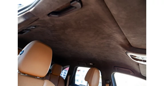 Aké lepidlo zvoliť na lepenie čalúnenia stropu auta a prečo?